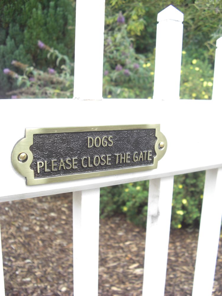 Dogs please close the gate - Gate sign | Black Country Metalworks