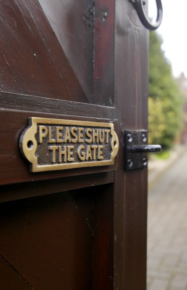 Please Shut The Gate Brass Sign | Black Country Metalworks