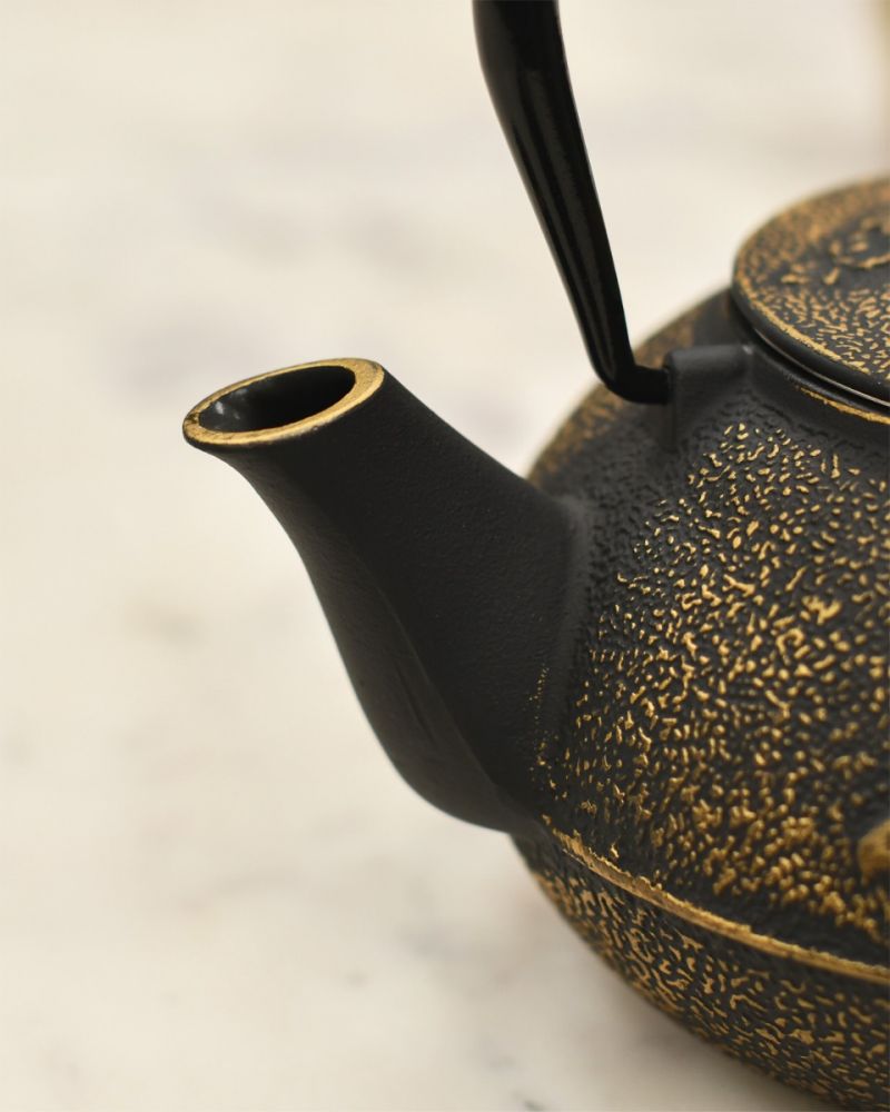 Cast Iron Black and Gold 'Kuro to Kin' Teapot | Black Country Metalworks