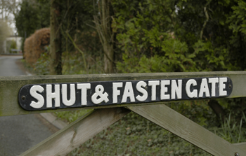 SHUT & FASTEN GATE Sign | Black Country Metalworks